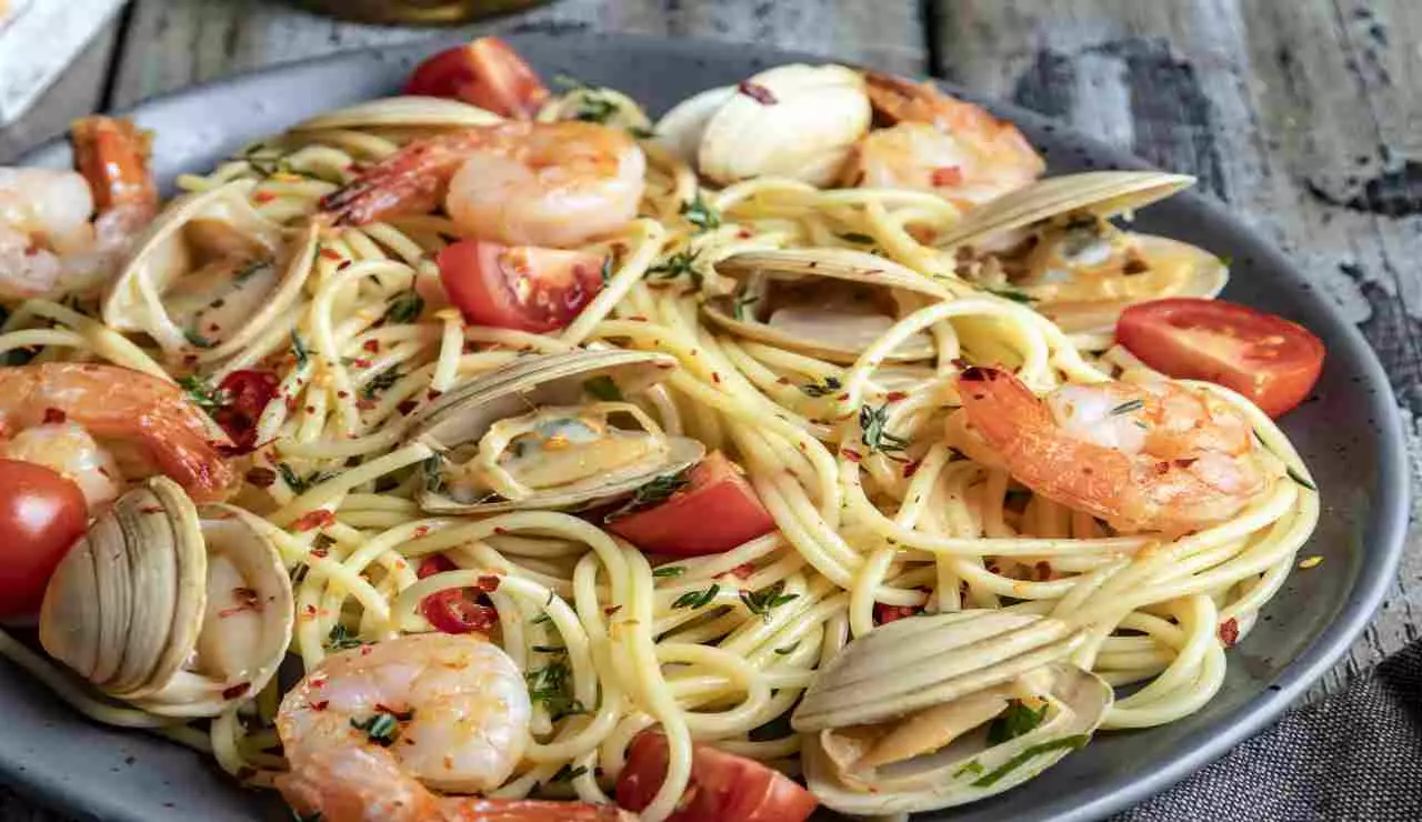 Спагетти макиати аль пеперончино с моллюсками и креветками AdobeStock
