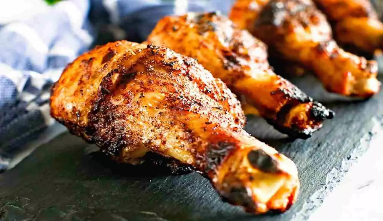 Spiced chicken legs na may beer glaze