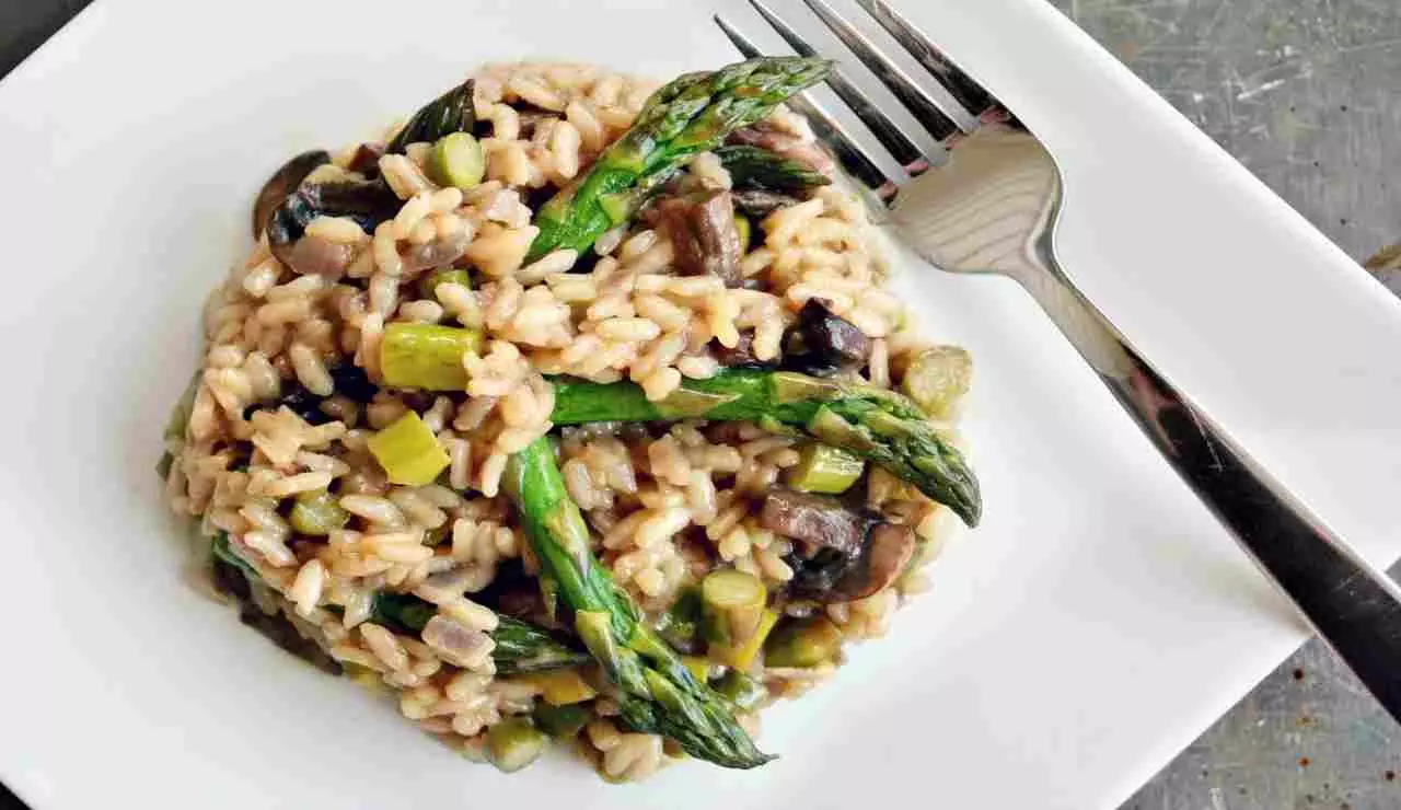 Beer risotto with asparagus and mushrooms