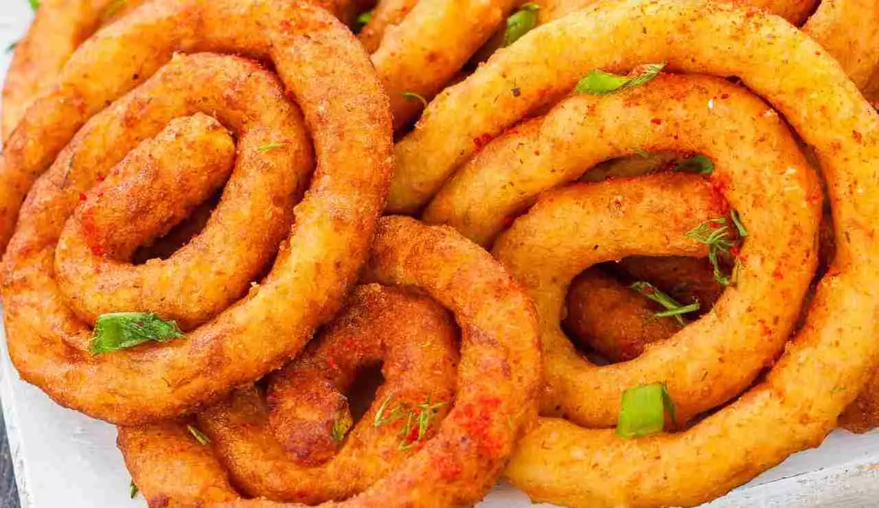 kırmızı biberli patates kıvrımları