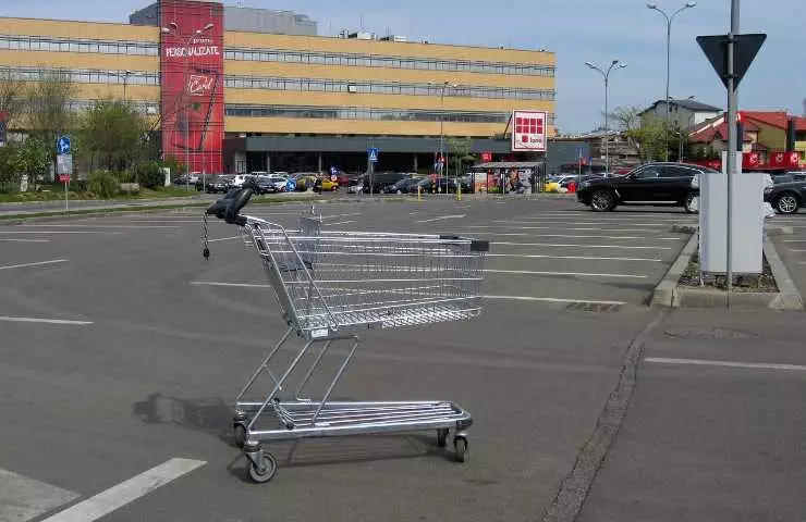 Einkaufswagen vor einem Supermarkt