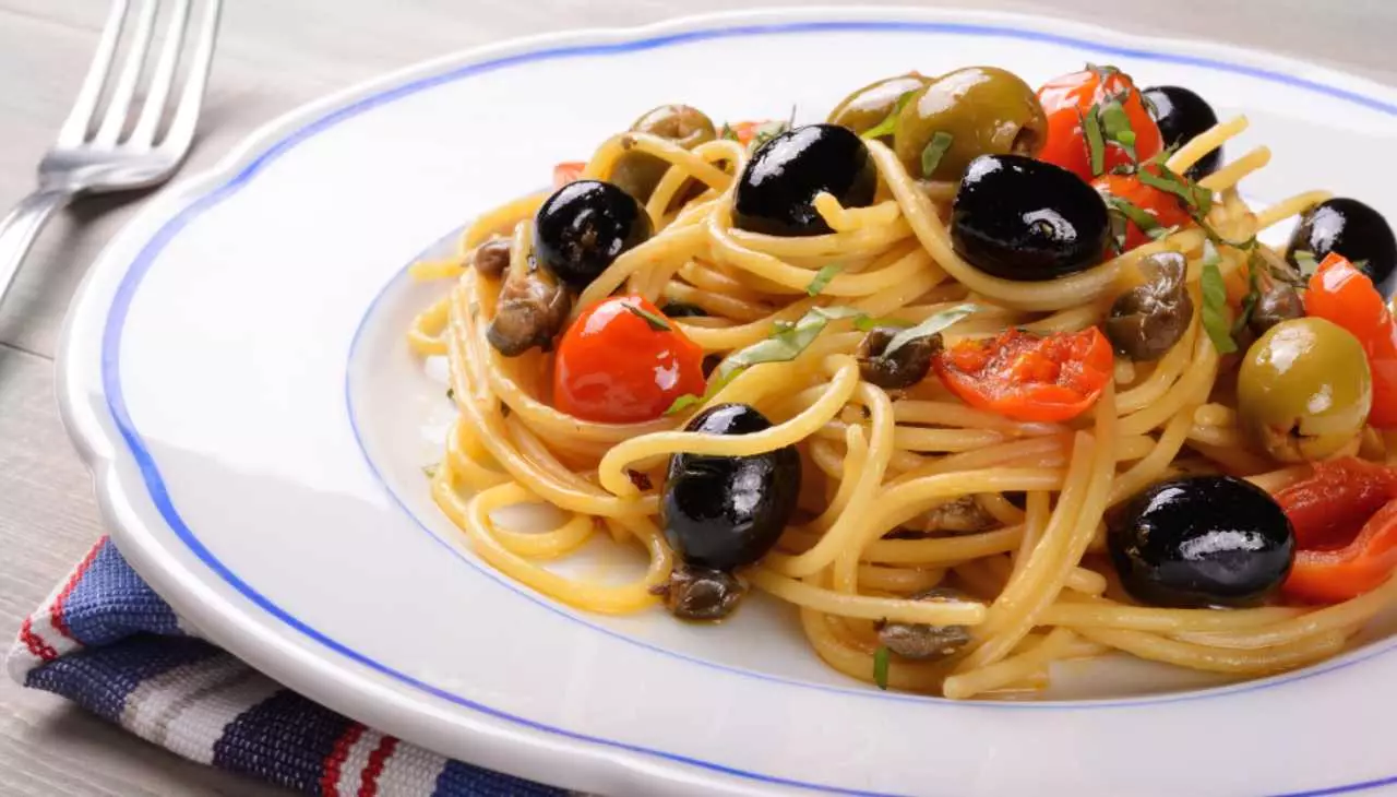 Makaroni ar ķiršu tomātiem, olīvām un kaperiem
