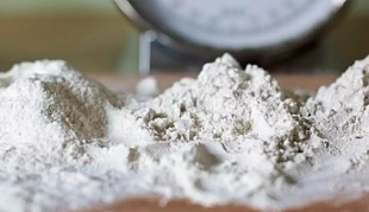 Flour chaos: sa lalong madaling panahon mahirap na itong hanapin kahit sa mga supermarket | Ano ang nangyayari?