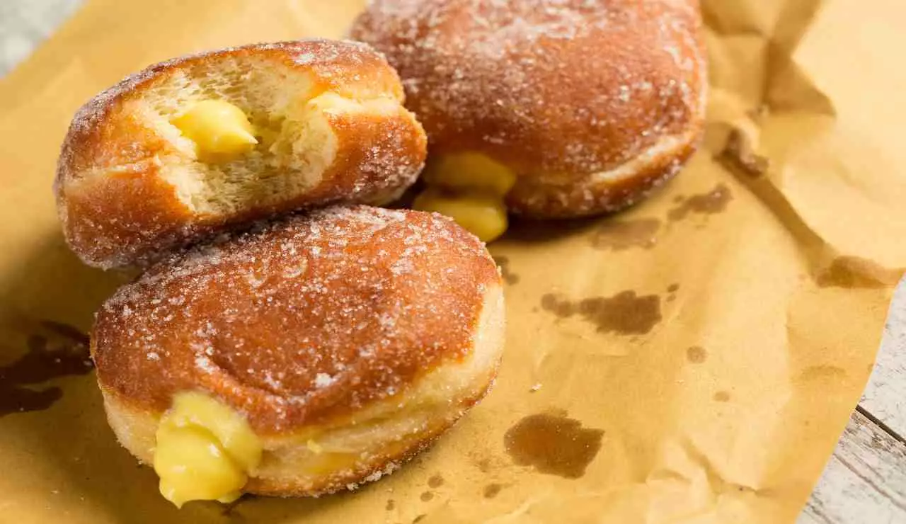 Donuts farcits de crema de vainilla AdobeStock