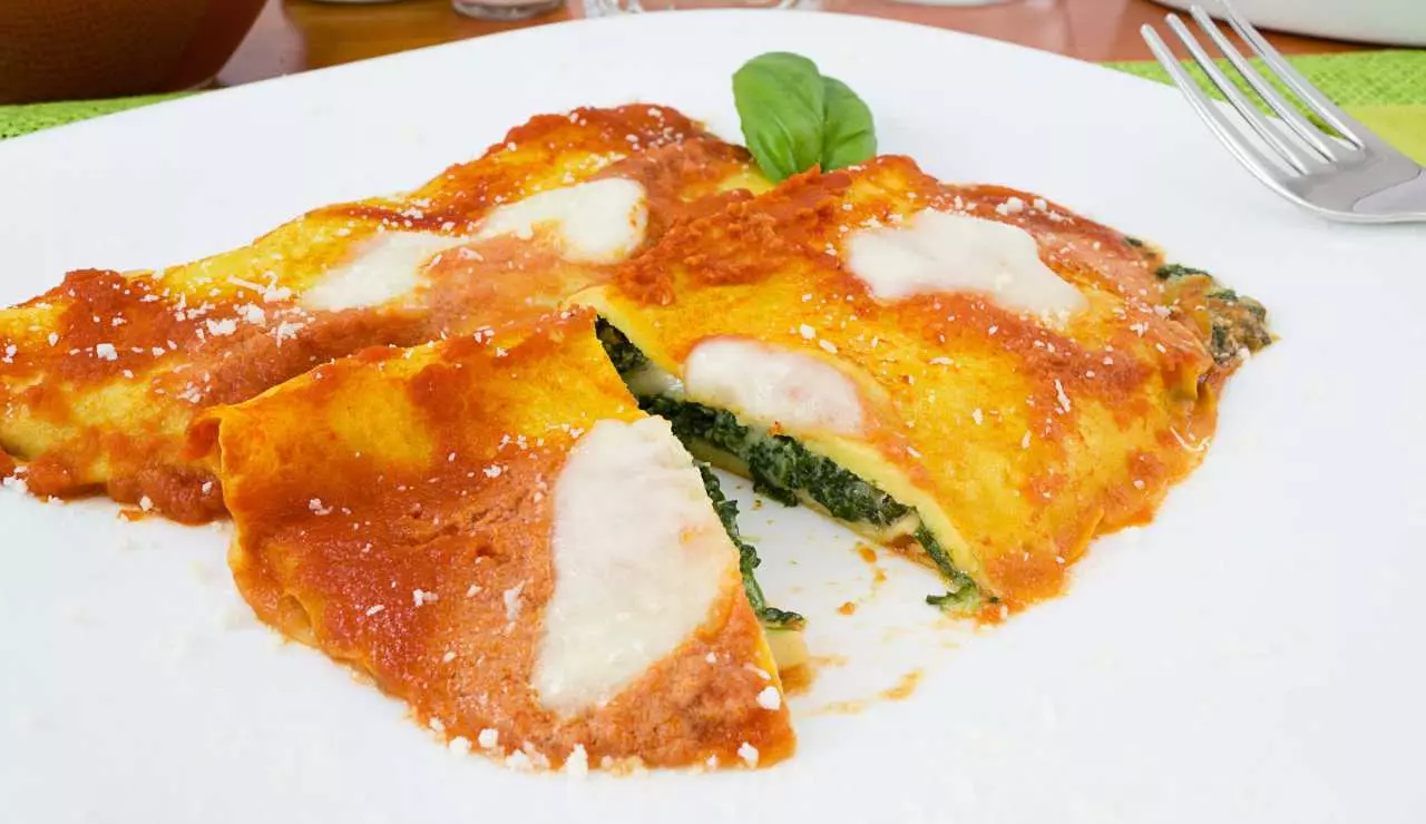 Bánh crepe nhồi rau bina và cơm mozzarella