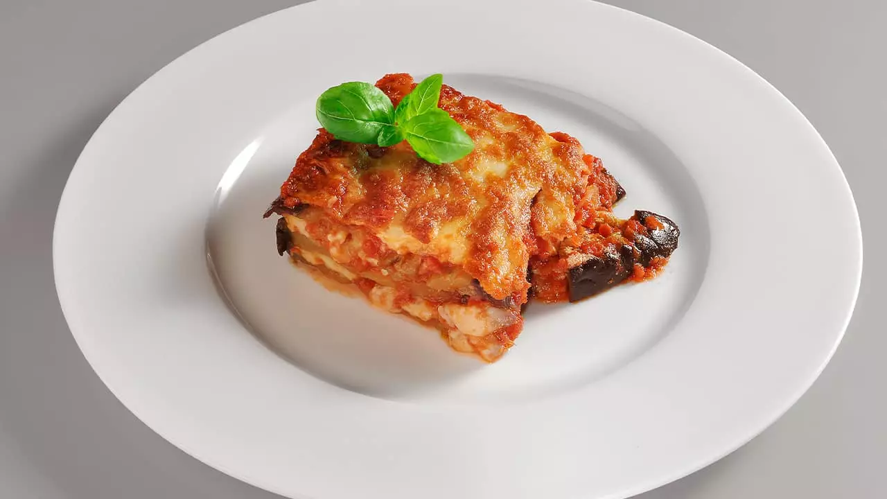 eggplant ដុតនំជាមួយ mozzarella និងប៉េងប៉ោះ