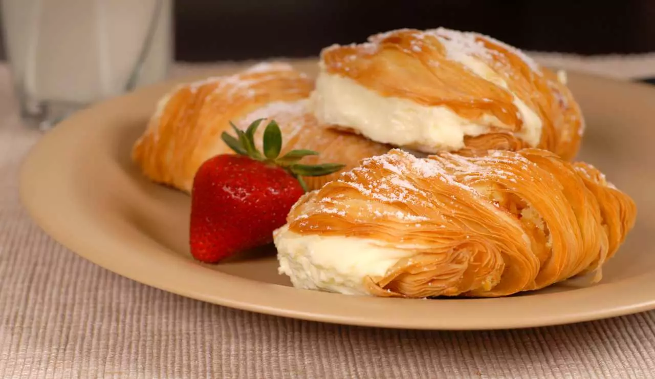 Ienfâldige puff pastry | fluch resept fan de hearlik Neapolitan dessert 29150_1