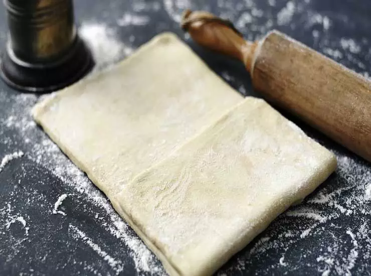 Simple nga puff pastry | dali nga resipe sa lamian nga Neapolitan nga dessert 29150_2