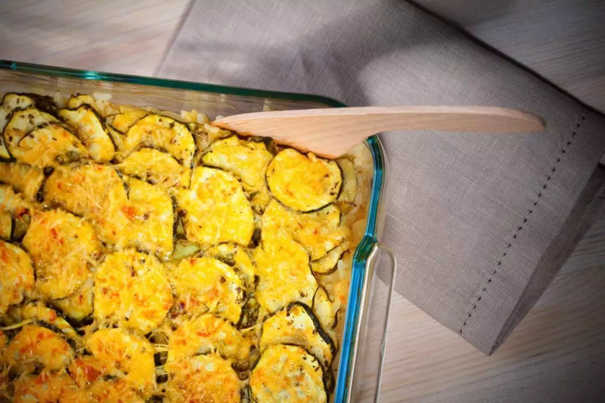 Abobrinha gratinada com filé de mussarela e hortelã.