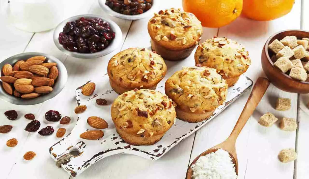 Muffins med torkad frukt och honung | delikat mjuk och oemotståndlig 29225_1