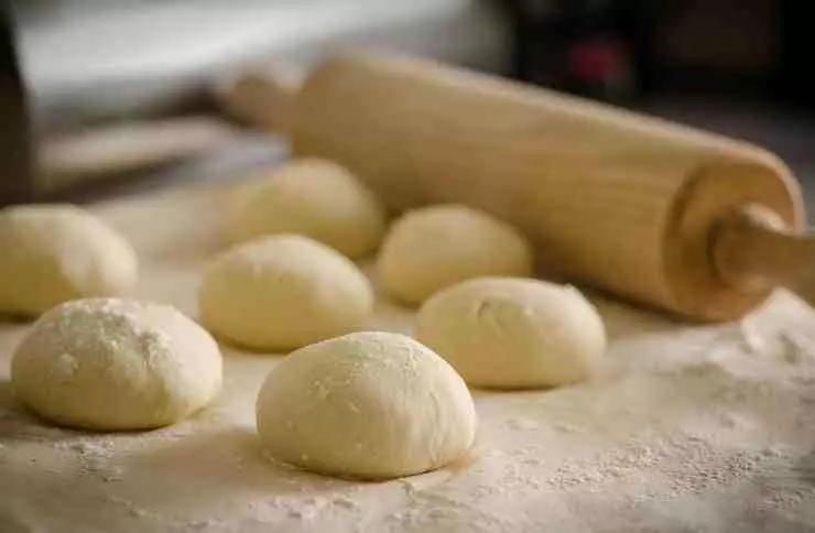 Trid pizza moqlija? Ngħallimkom kif tagħmel il-montanara Naplitana, imma ratba u ħafifa ħafna 29267_2