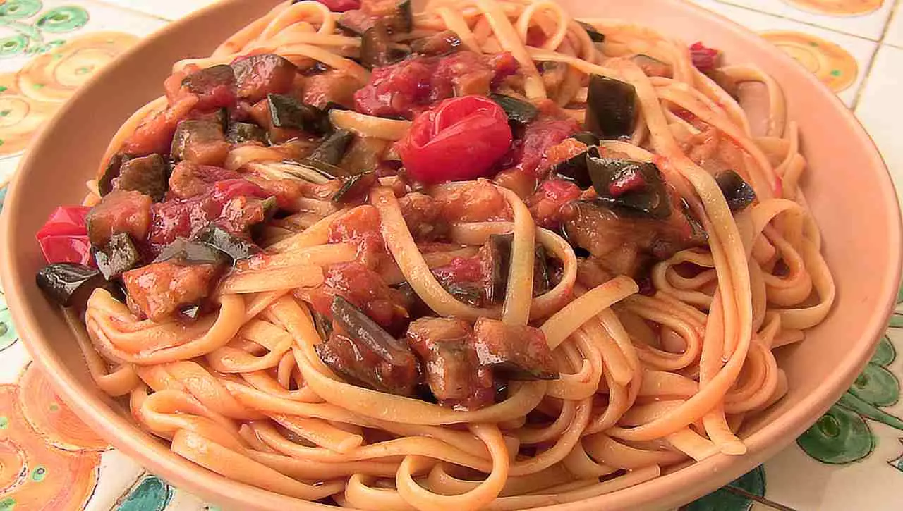 Linguine com creme de pimentão e berinjela | Tentador como poucos