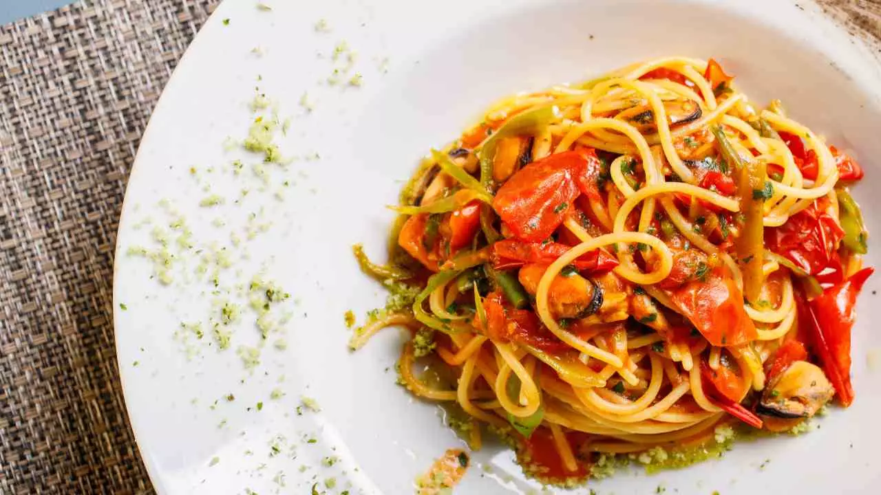 Espaguetis con mexillóns e tomate