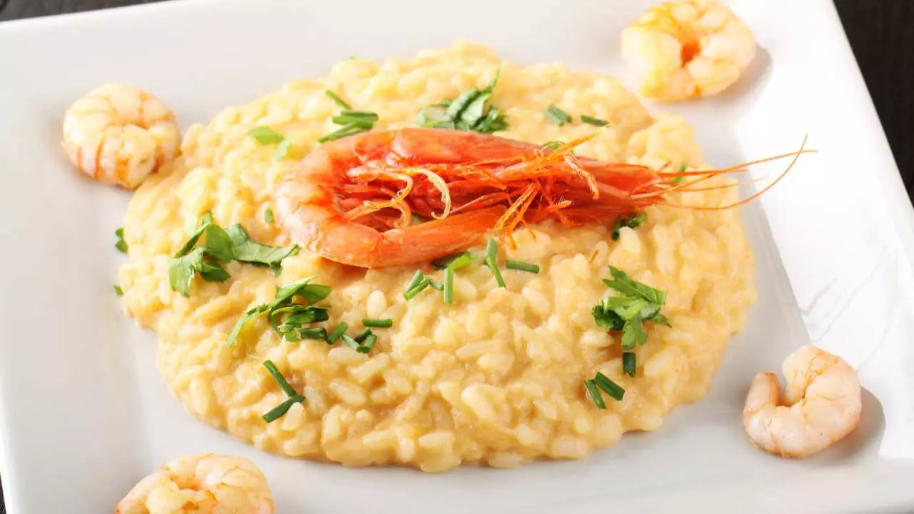 Risotto nrog prawns thiab cov khoom zais cia koj yeej tsis xav txog ntxiv