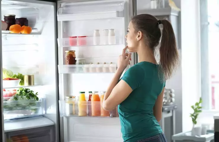 Девојка гледа шта је у фрижидеру