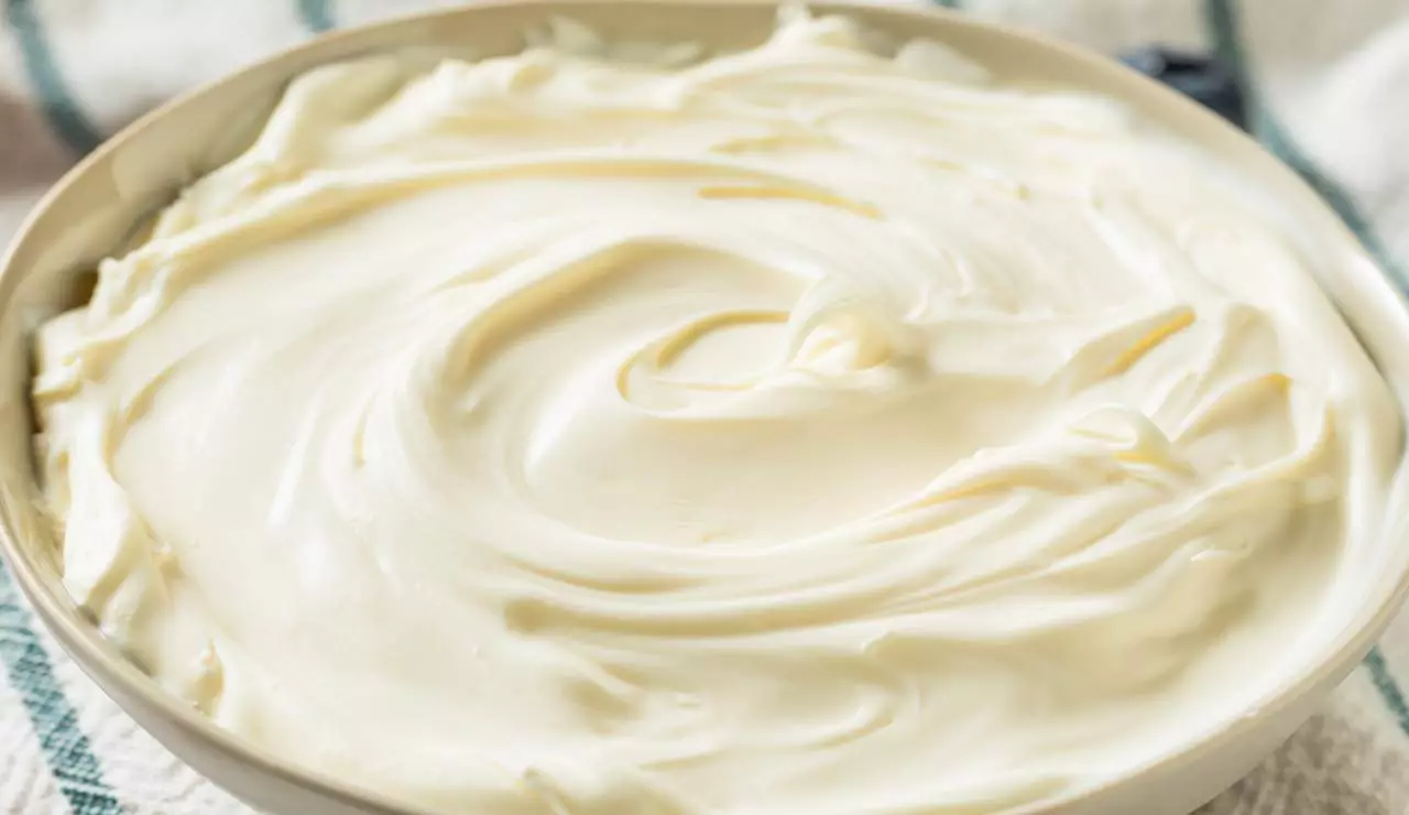 Basisrecept, we bereiden een delicate crème met vanillesmaak en mascarponecrème