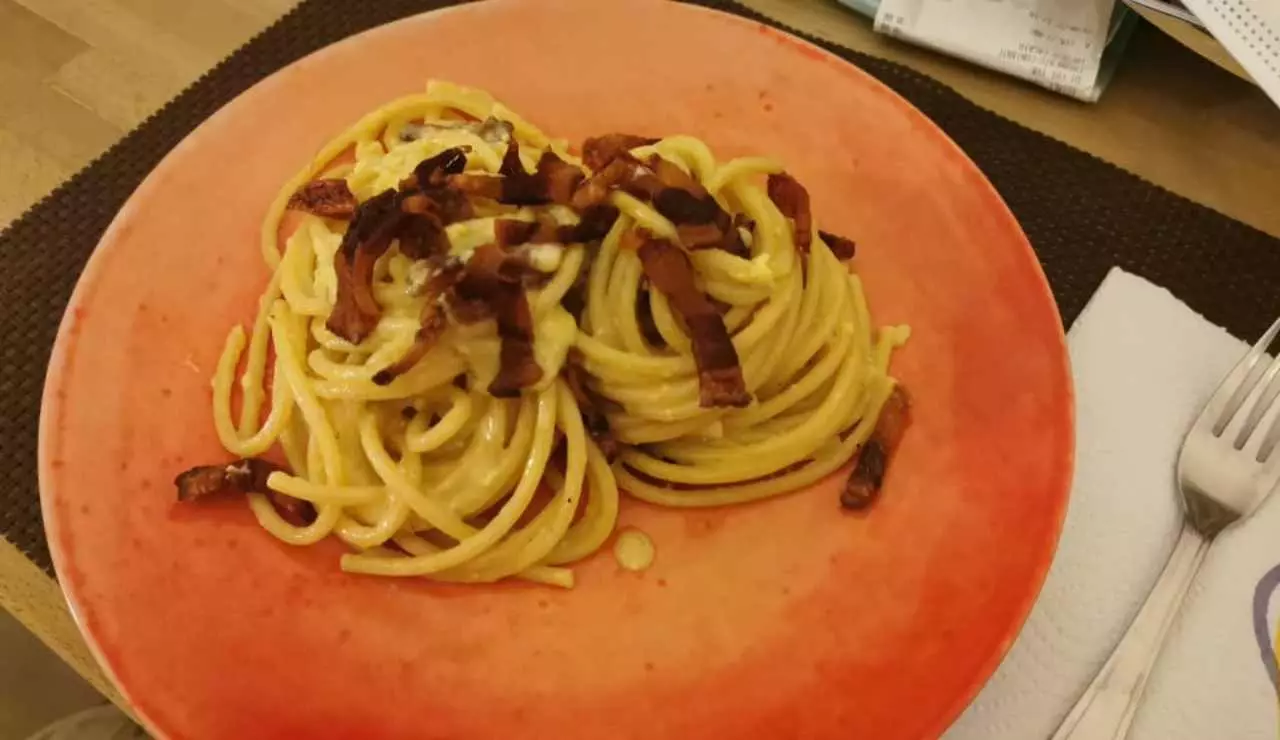 Spaghetti with saffron béchamel and crispy speck