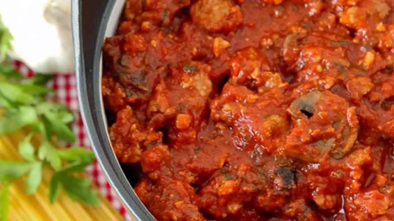 salsa con carne y salsa de tomate