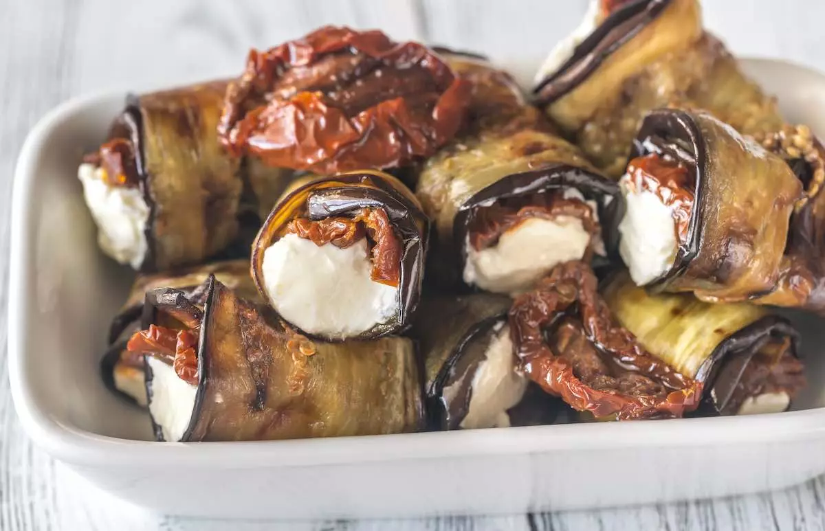 Rouleaux d'aubergines, Robiola et tomates séchées, finger food de recette asprit