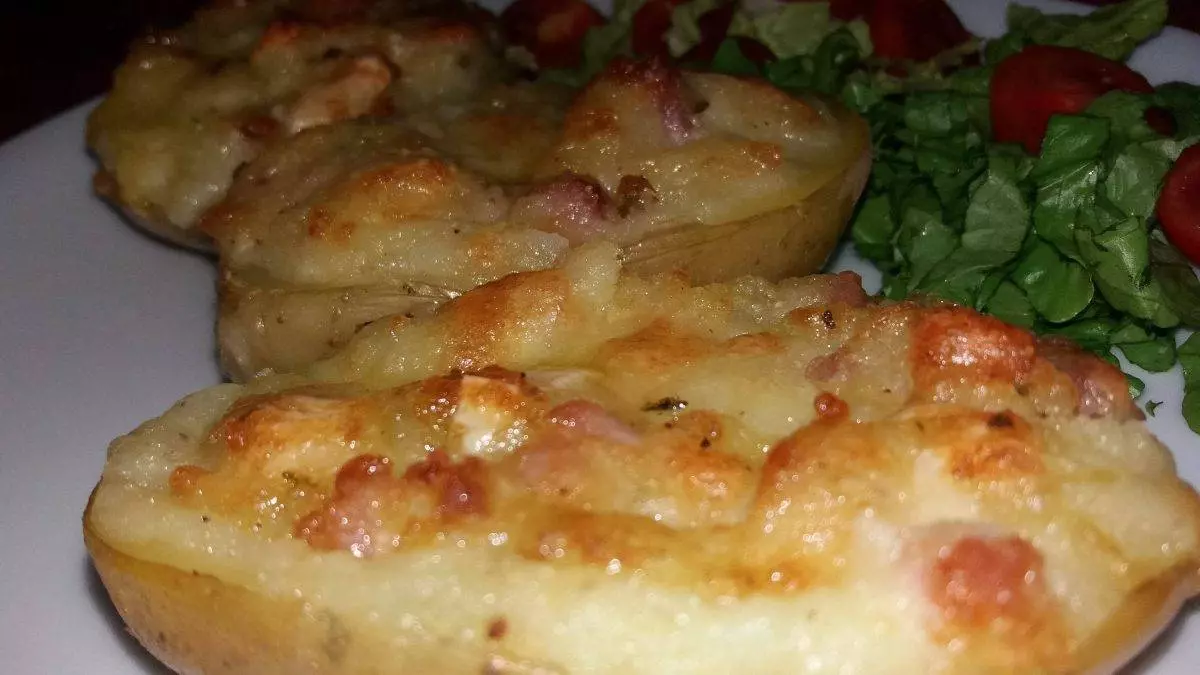 Pommes de terre farcies au four avec fromages et jambon cuit