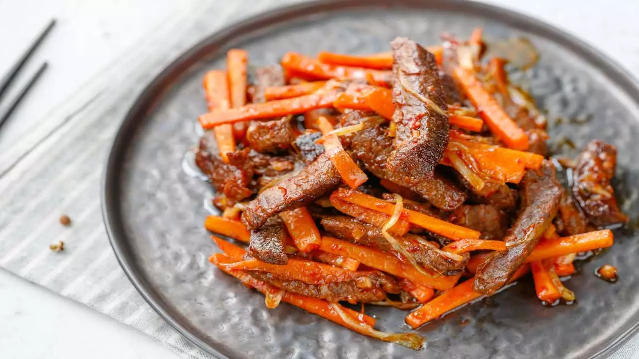 गाजर सह मांस