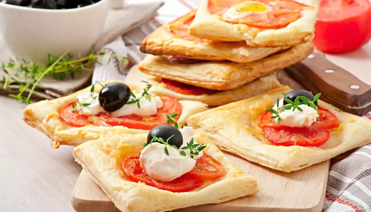 Bocadillos de hojaldre con rodajas de tomate