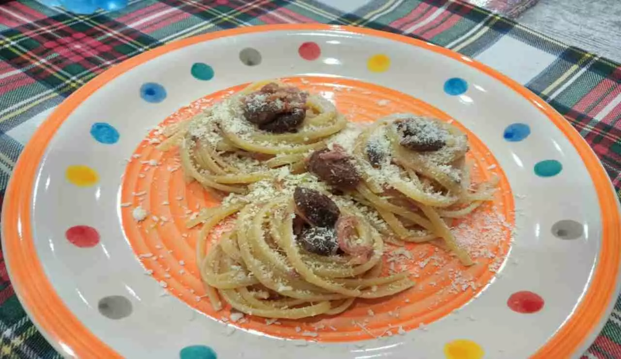 Nidos de espaguetis con simmenthal y setas