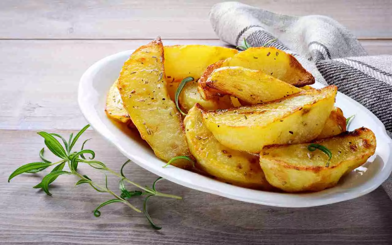 Hrskavi pečeni krumpir s bikarbonom FOTO ricettasprint