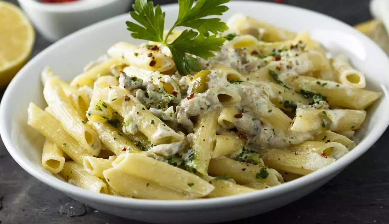 Creamy penne nekabichi nechizi | Inonaka uye inokurumidza kosi yekutanga 29527_1