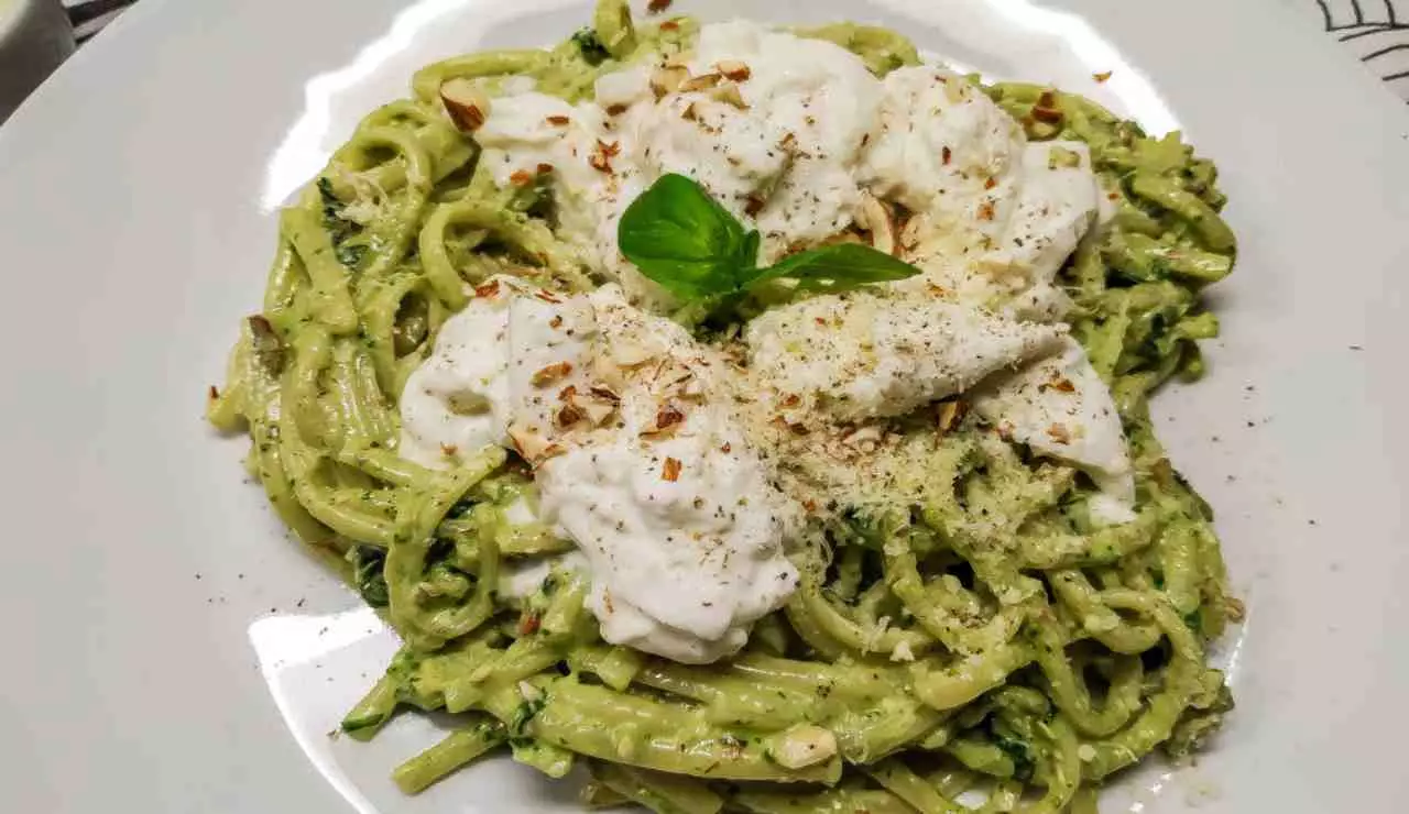 Spaghetti ກັບ ricotta, ສີຄີມ broccoli ແລະ walnuts