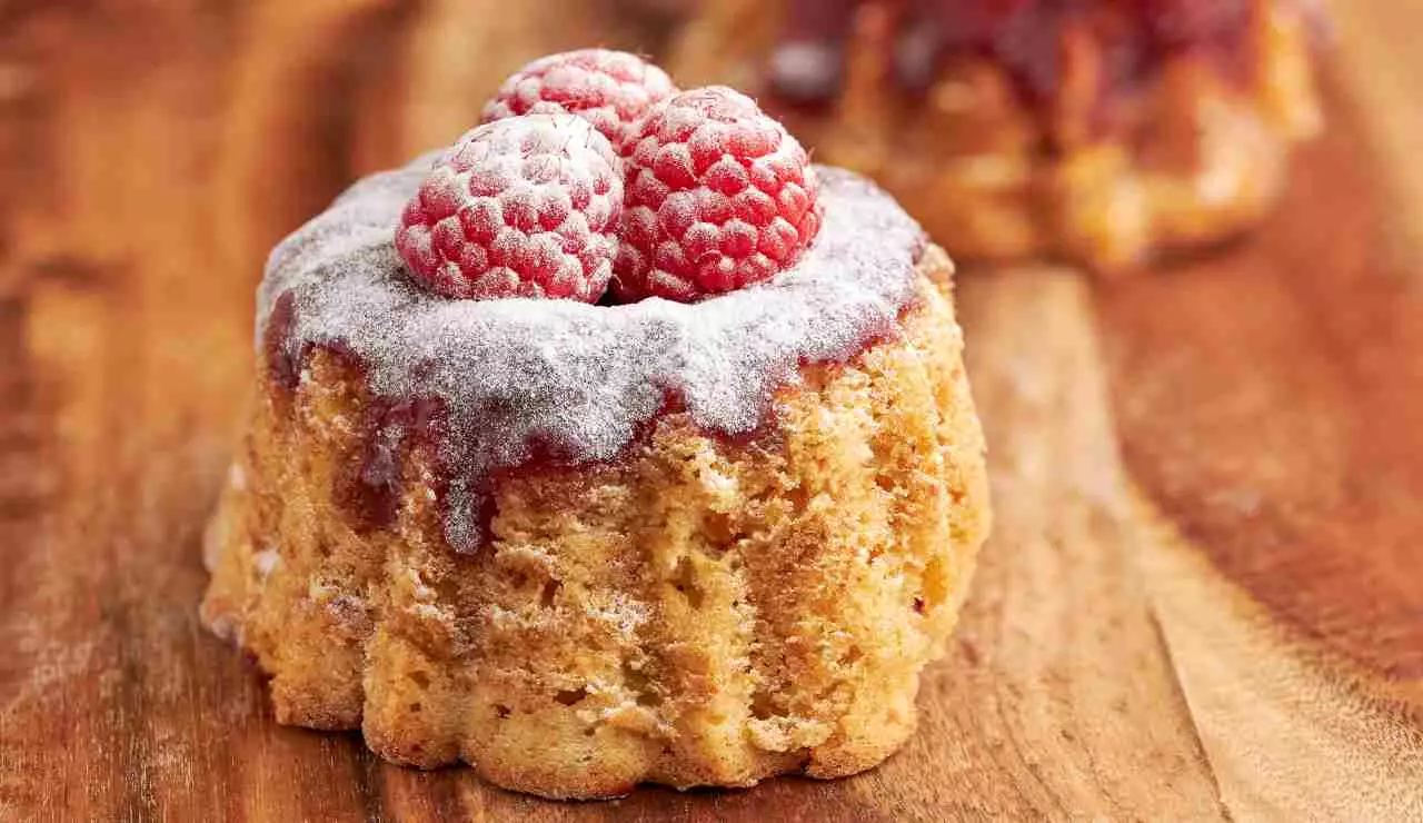 Ricotta pastry na pinalamanan ng cream at raspberry