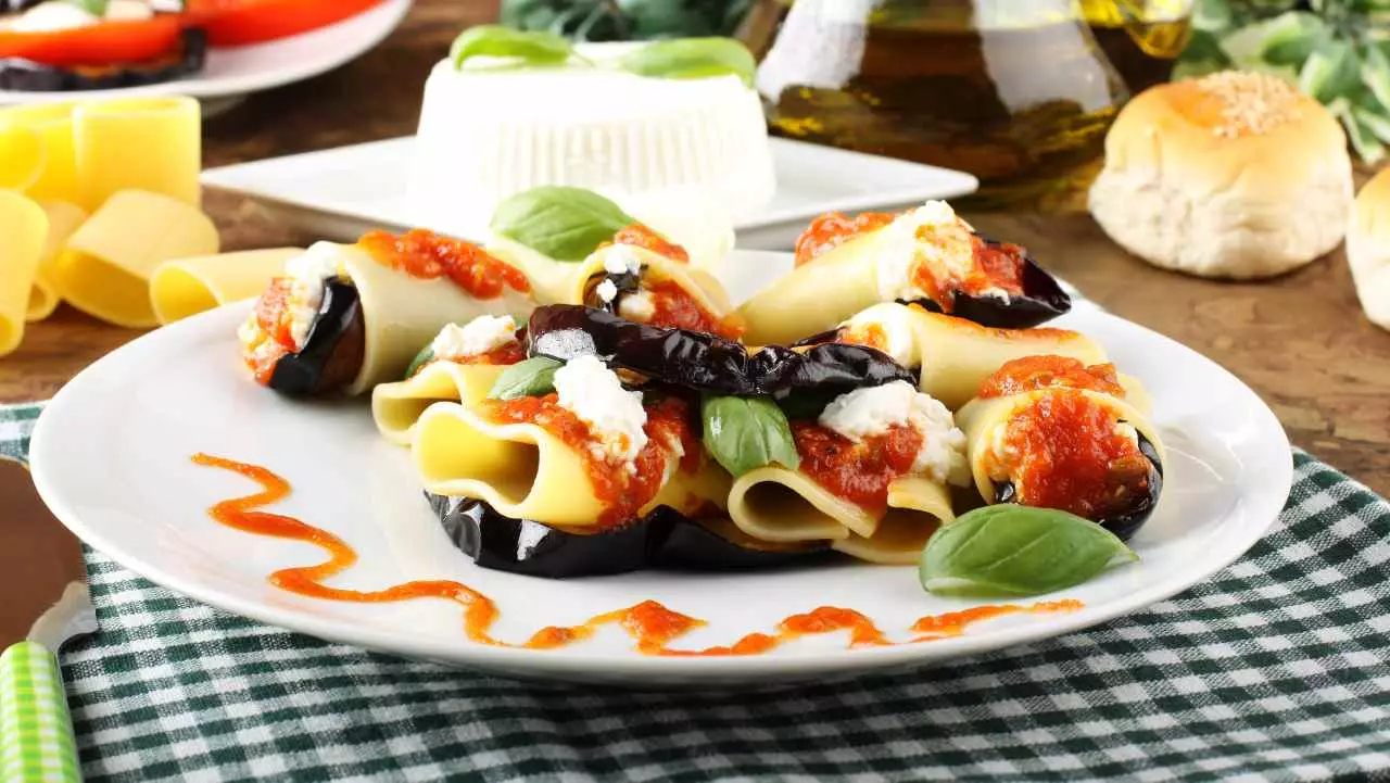 Cold pasta with eggplant