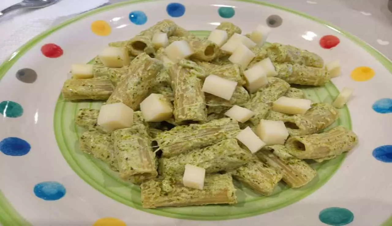 rigatoni ជាមួយក្រែម gorgonzola និង broccoli