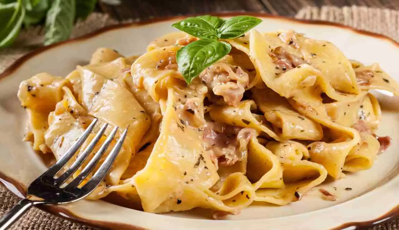 Pappardelle pẹlu ipara warankasi ati jinna ngbe