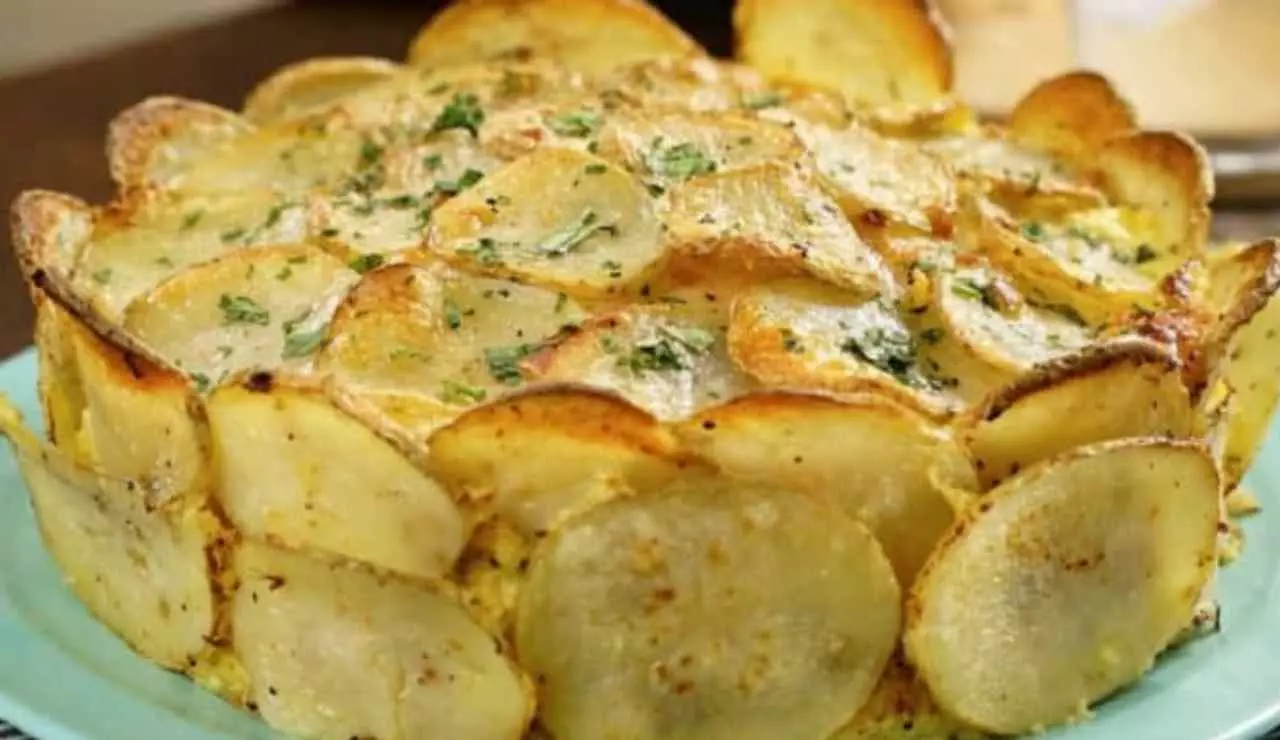 Smaksatt potatispaj med överraskningsfyllning