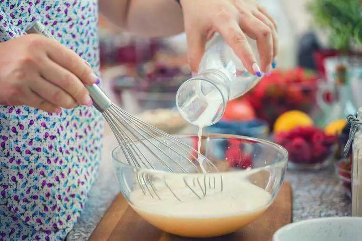 Bunte Krapfen mit Nutella und weißer Schokolade