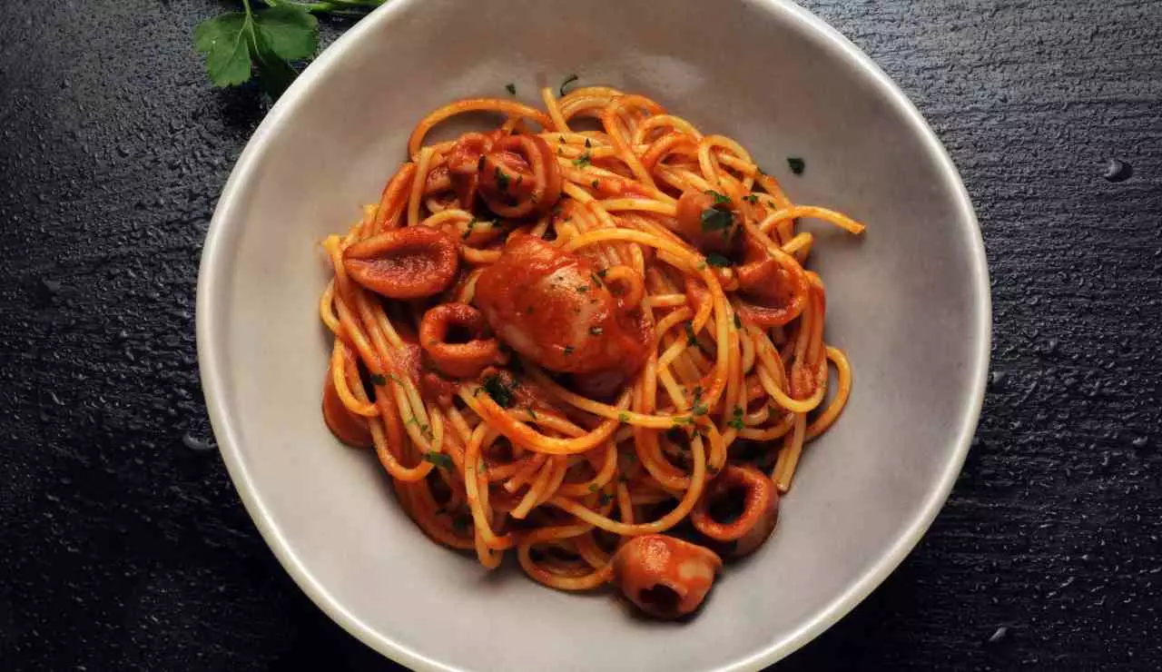 Шпагети со сос од сипа | Обвиен и вкусен прв на лето 29764_1