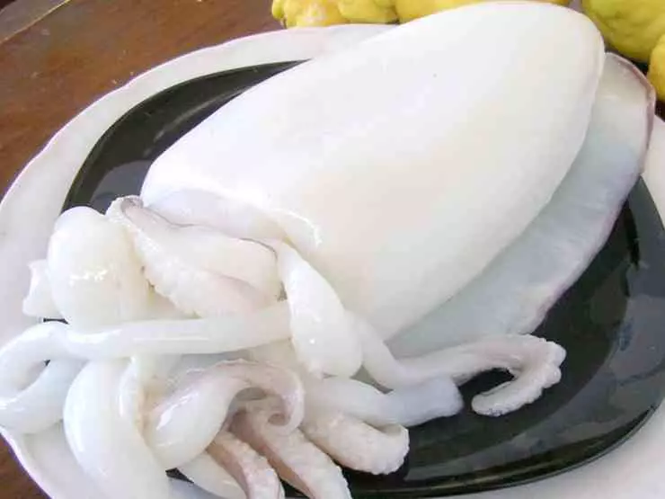 Spaghetti kalayan saos cuttlefish | Enveloping jeung ngeunah mimiti usum panas 29764_2