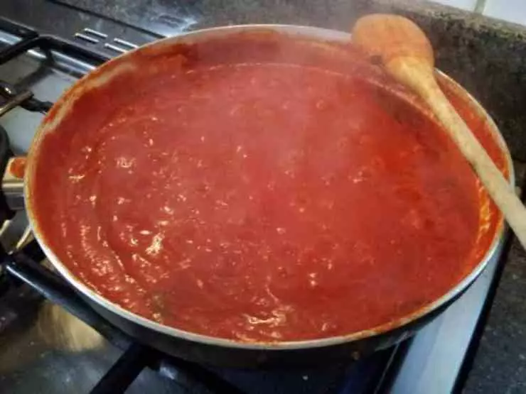 I-spaghetti nge-cuttlefish sauce | Ukugquma kwaye kumnandi okokuqala kwehlobo 29764_3