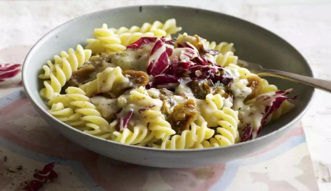 fusilli nga adunay radicchio, sausage ug gorgonzola