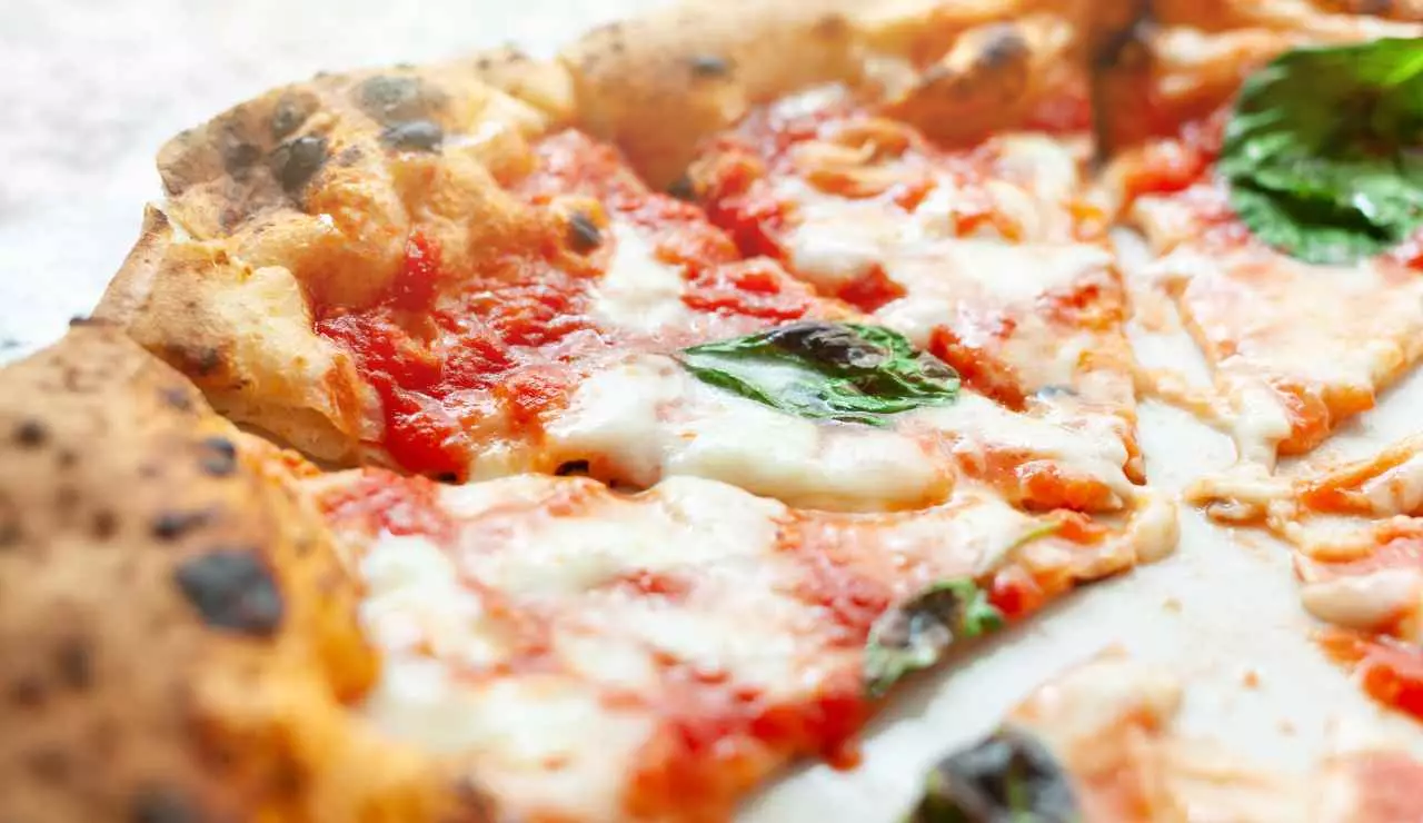 Maklik resept Napolitaanske pizza | Ljocht en digestible mei make-up 29779_1