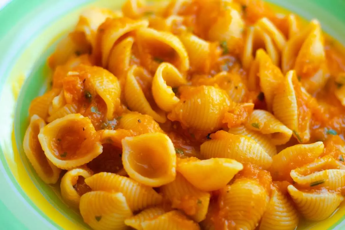 मिश्रित सब्जियों के साथ Conchiglie, एक आश्चर्यजनक अच्छाई