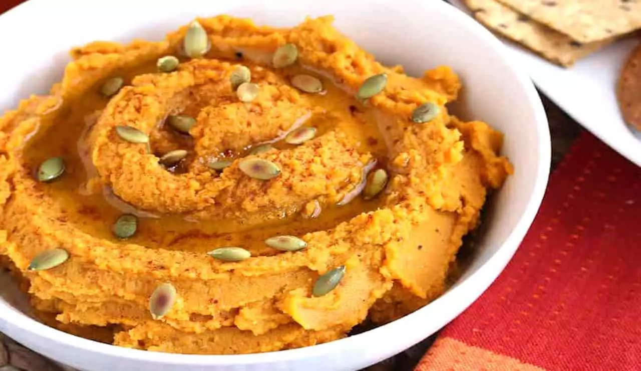 Patatas ug pumpkin hummus