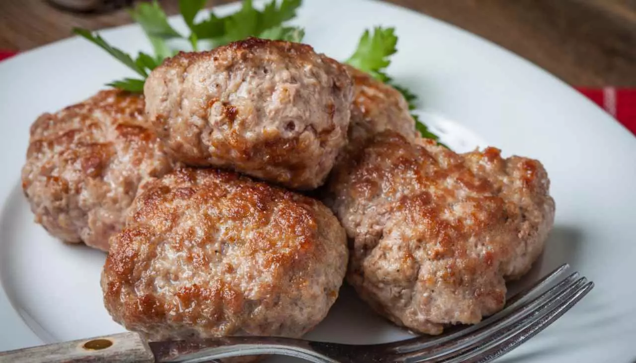 Frikadelle mit Wurst und Zwiebel - Rezeptdruck.