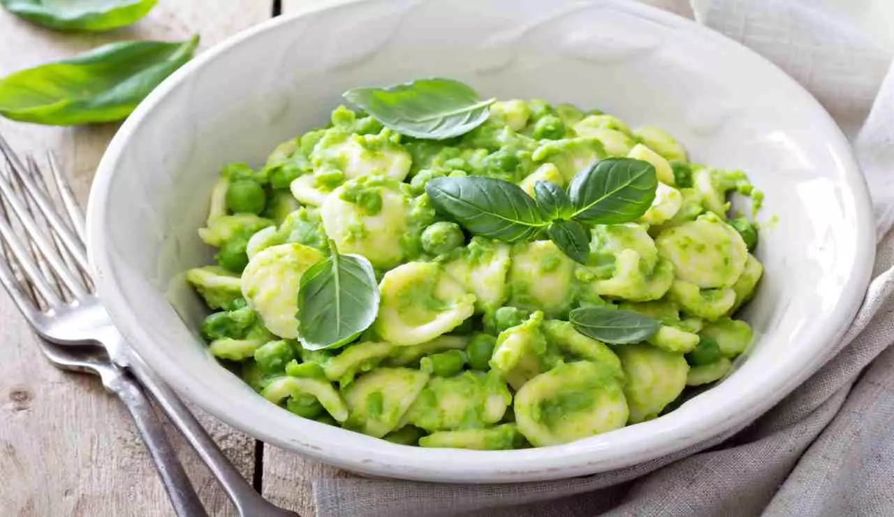 Orecchiette bil-pesto tal-piżelli frisk