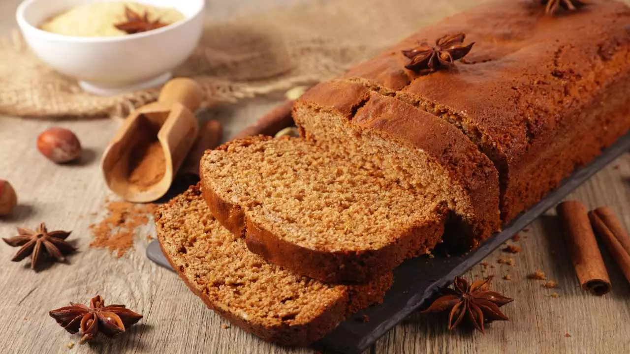 Hazelnut plumcake with cinnamon is prepared without butter