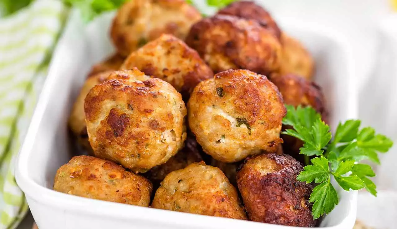 Manheru ano tinogadzirira poverella meatballs, nyoro uye inonaka: yakachipa uye inokurumidza kwazvo resipi 29897_1