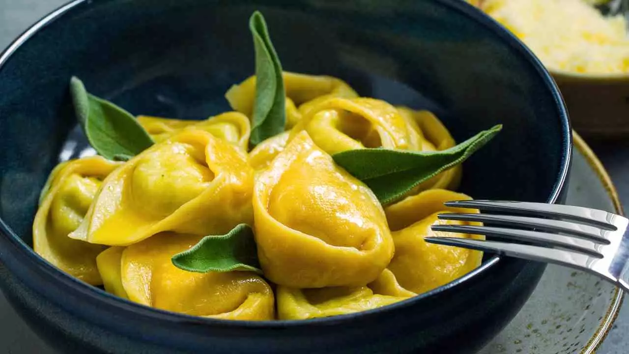 Tortelli gwyrdd wedi'i stwffio â llysiau a pharatoi rysáit ricotta 29910_1