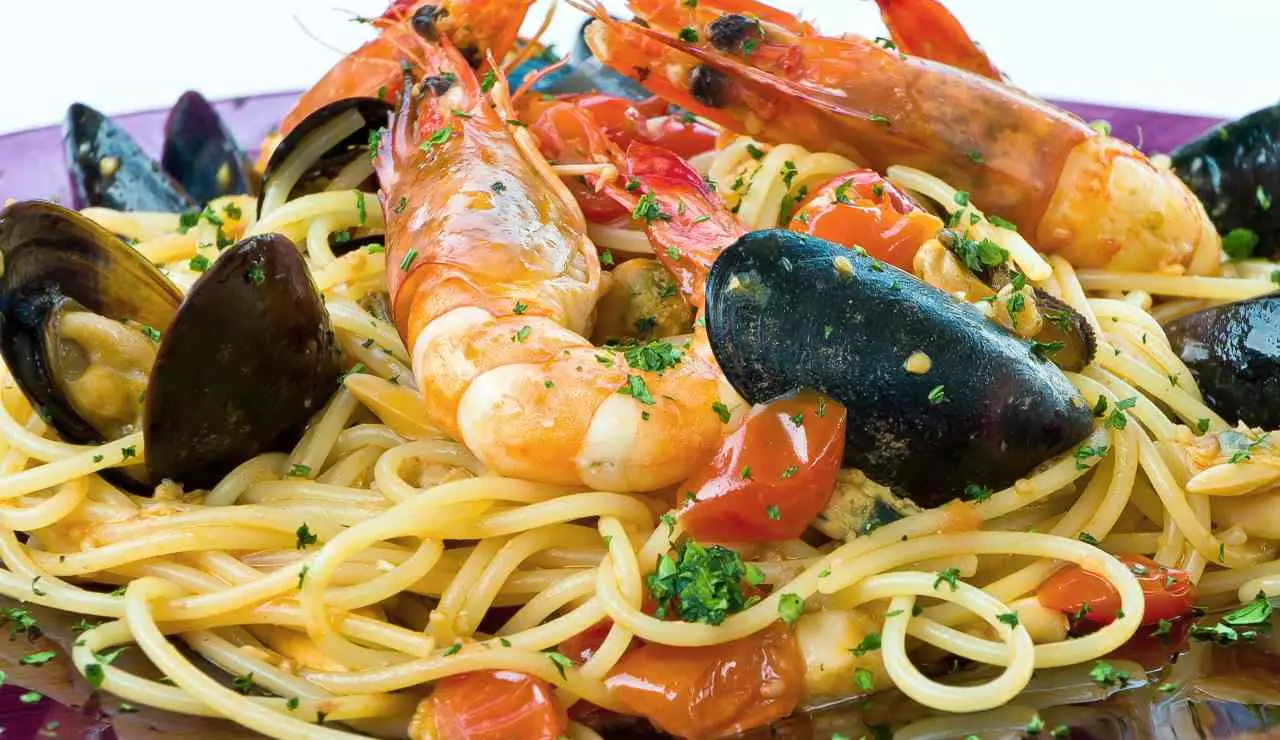 Spaghetti 'allo Scoglio' ecêb e: guhertoya Neapolitan vê yekê ji bo zivirînek bêhempa zêde dike 29917_1