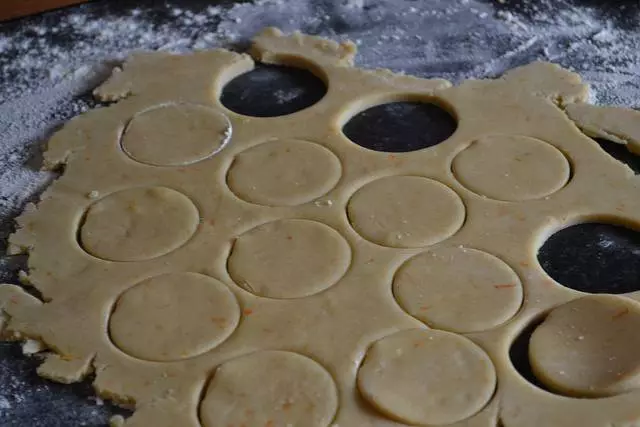 Awọn biscuits ti ko ni giluteni ti o dun, whim ti a ṣe pẹlu iyẹfun agbado 2994_3